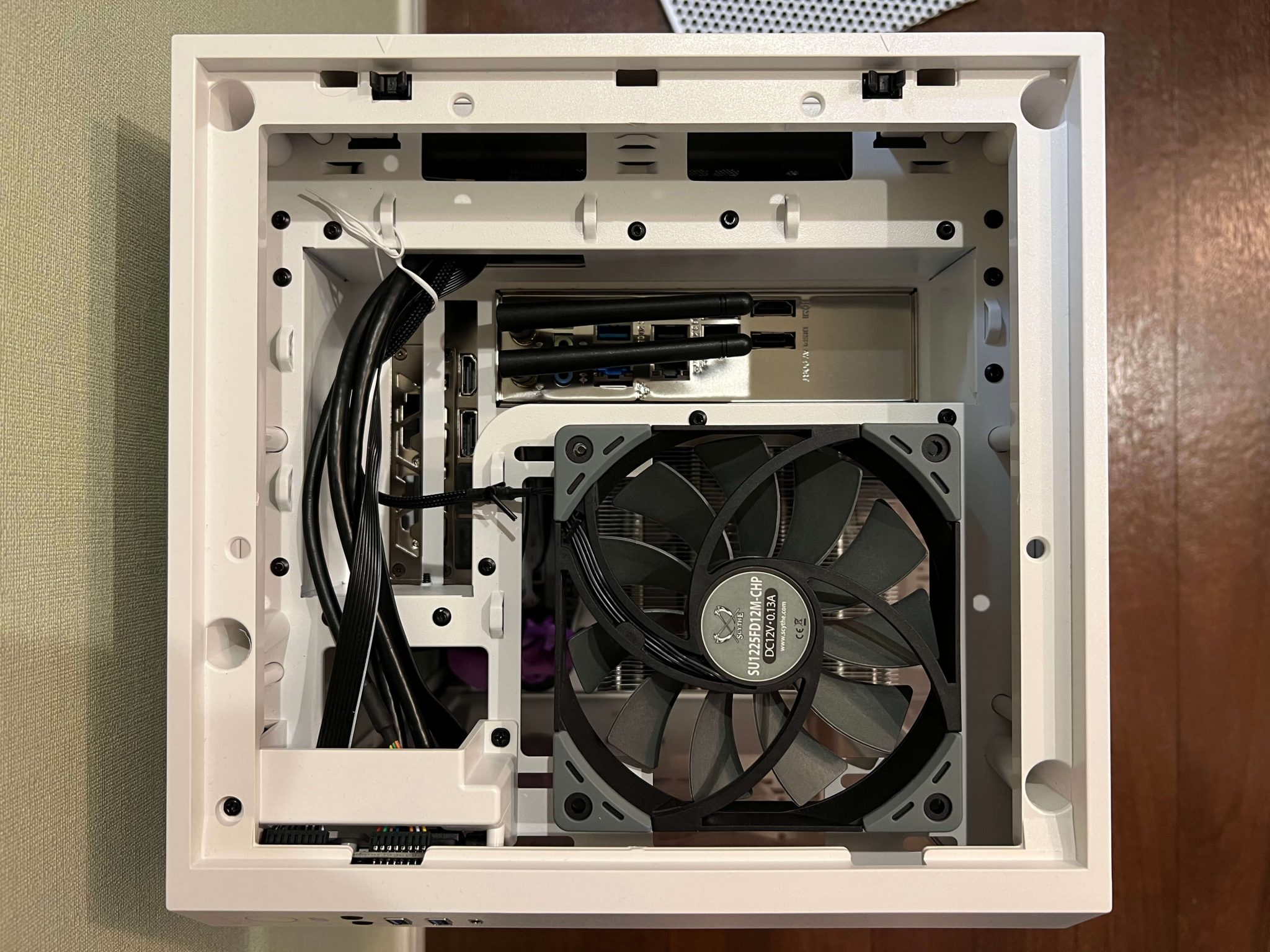 Mini-ITXの3Dプリンタみたいな見た目の白いPCを組んだ話 | Memoteki